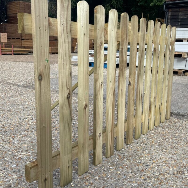 Pressure Treated Green Sawn Round Top Picket Panel 900mm x 1800mm ...